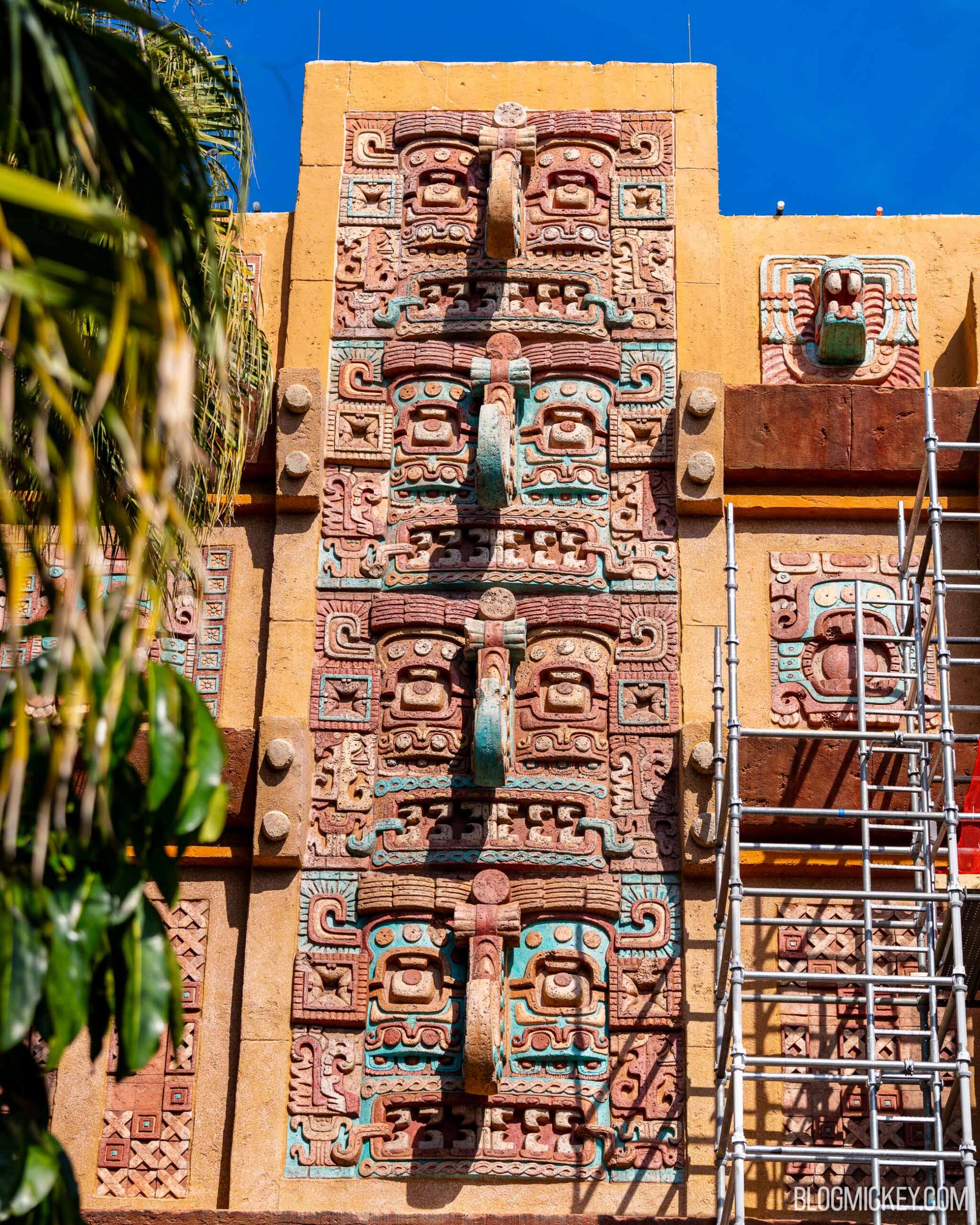 Interesting Scaffolding Installed on the Exterior of the Mexico ...