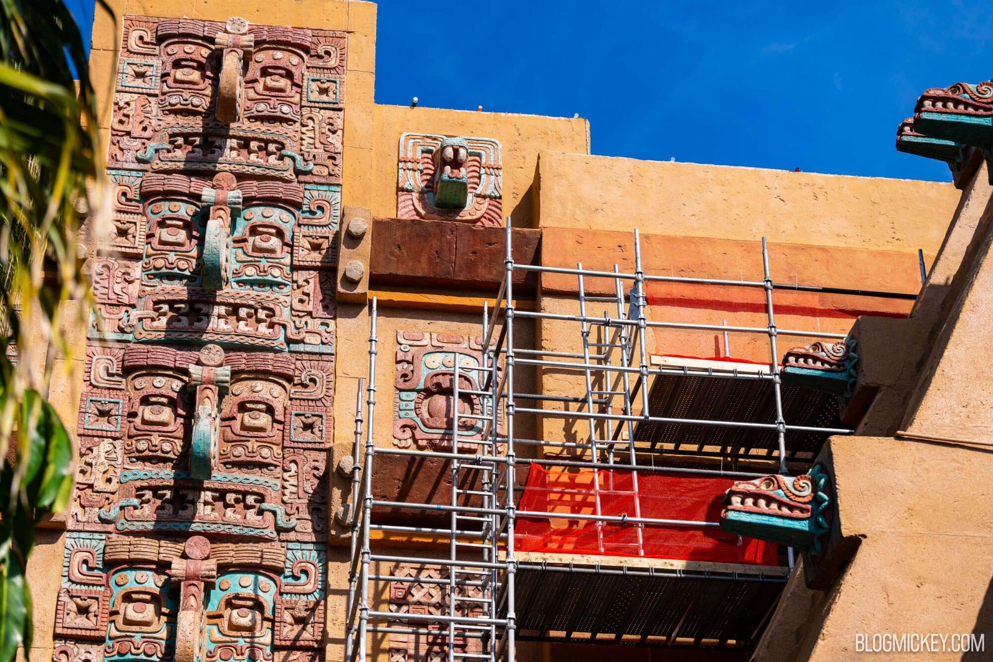Interesting Scaffolding Installed on the Exterior of the Mexico ...
