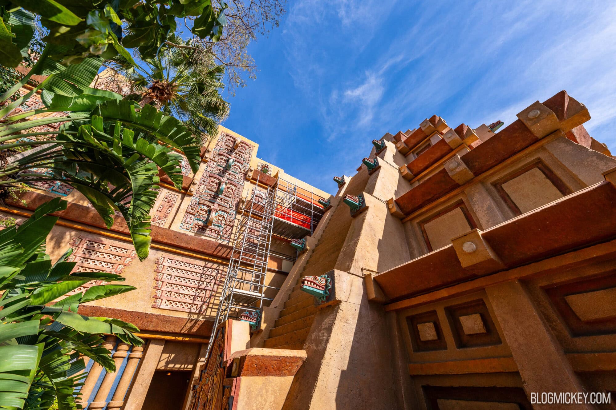 Interesting Scaffolding Installed on the Exterior of the Mexico ...